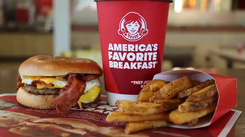 Baconator Sarapan, kentang goreng dan kopi dari Wendy's