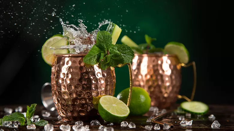 Abụọ Moscow Mules nwere ice