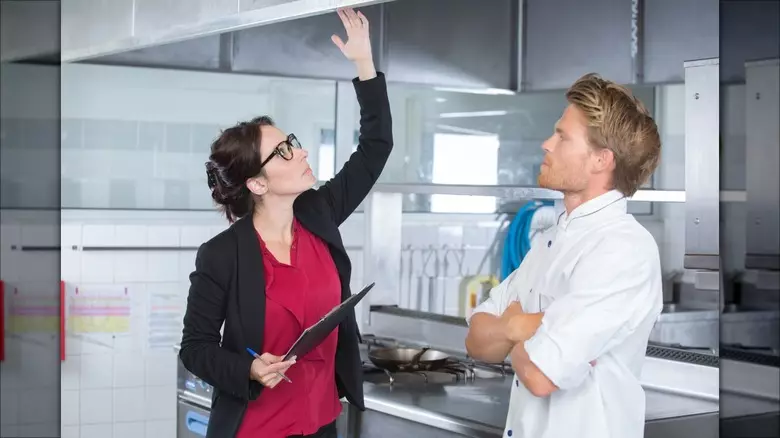 Ispettore sanitario e chef in cucina