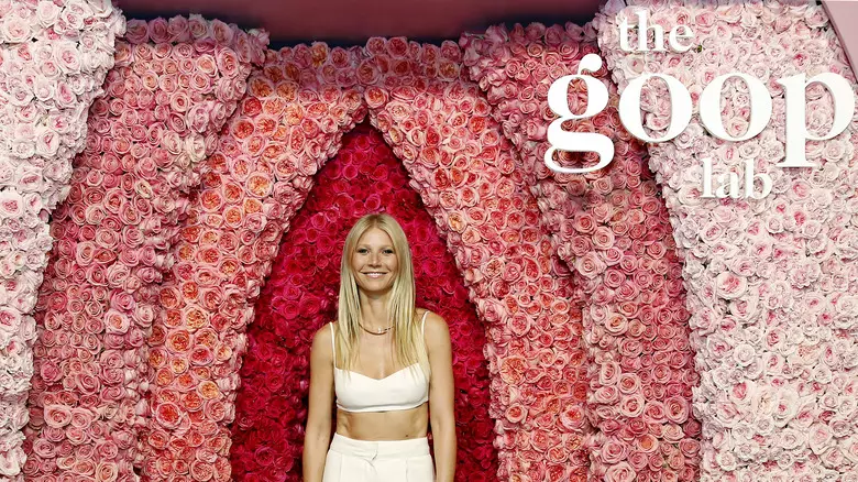 Gwyneth Paltrow trên nền hoa có logo Goop Lab