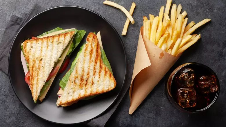 gegrilltes Sandwich und Pommes