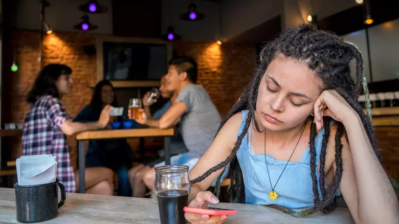 Gadis sendirian sementara yang lain minum