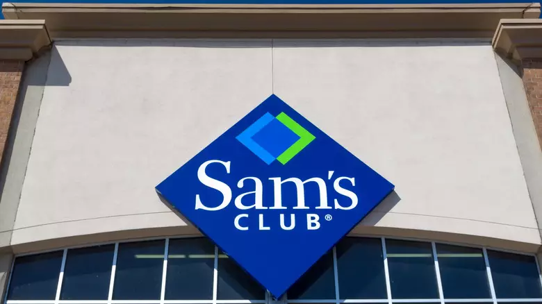 Воздушен внатрешен поглед на магацинот на Sam's Club