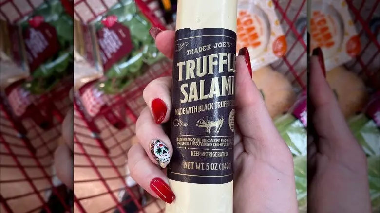 အနက်ရောင် Truffles နှင့် Trader Joe's Truffle Salami