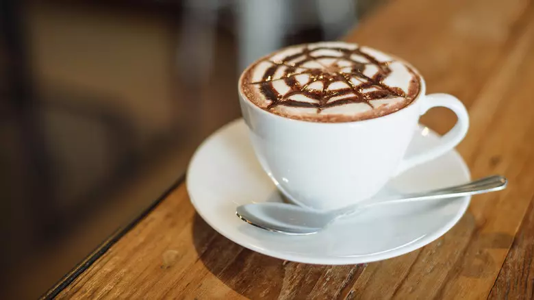 Una tazza di caffè moka su un tavolo