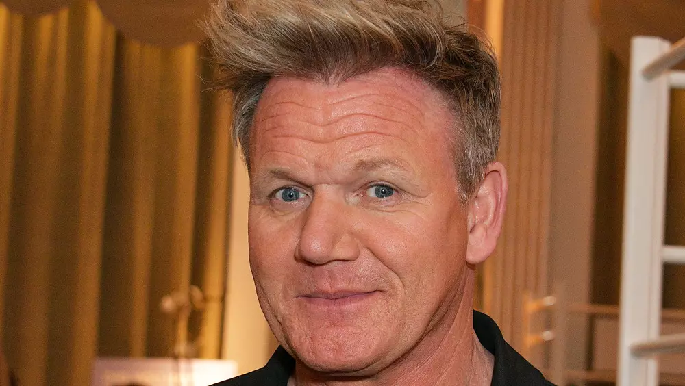 Gordon Ramsay က ပြုံးနေသည်။