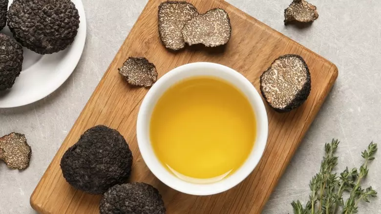 Trufas e azeite de trufas em uma tábua de corte