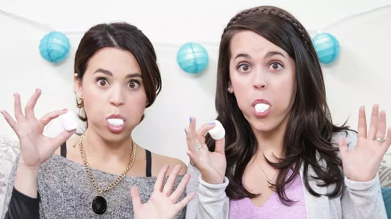 Deux Youtubeurs jouant au Chubby Bunny Challenge