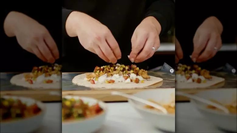 Jamie Oliver duke bërë një burrito