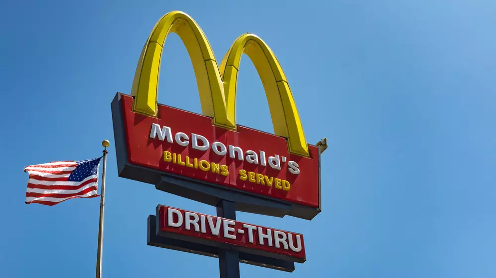 Ang drive thru sign sa McDonald