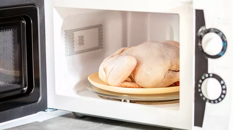 Pagtunaw ng manok sa microwave