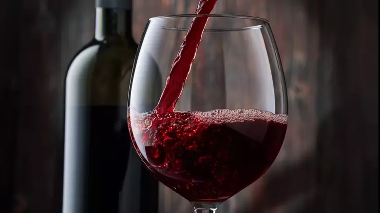Чаша за вино с бутилка и червено вино