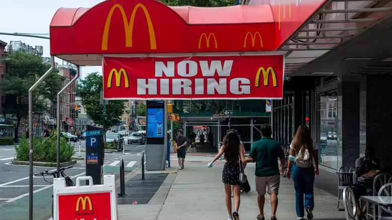 “Makdonalds” işçi gözleýär