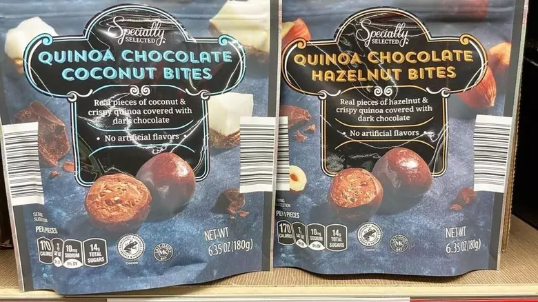 Sô cô la hạt quinoa của Aldi trong túi màu xanh