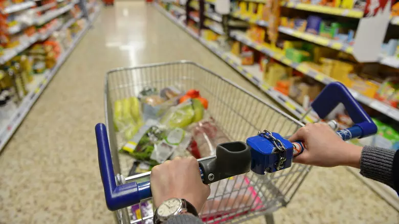 Chariot Aldi sur une allée beige