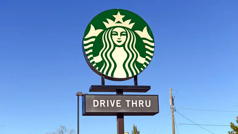 Starbucks drive-thru bord tegen een heldere blauwe lucht