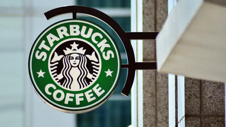 Insegna di Starbucks fuori dal negozio