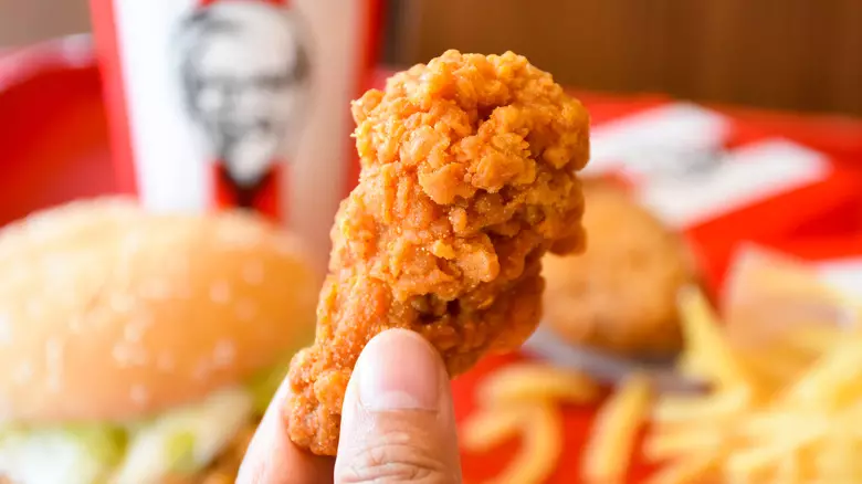 Dedos sostendo polo KFC