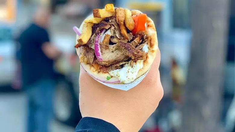 Hand hält Gyro