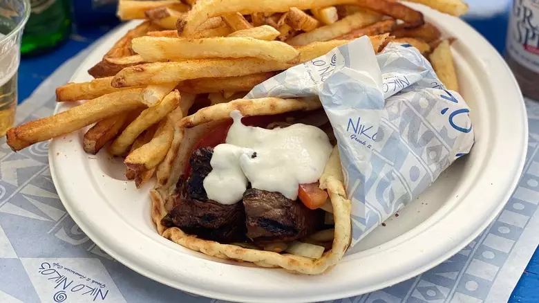 gyro och pommes frites på tallrik