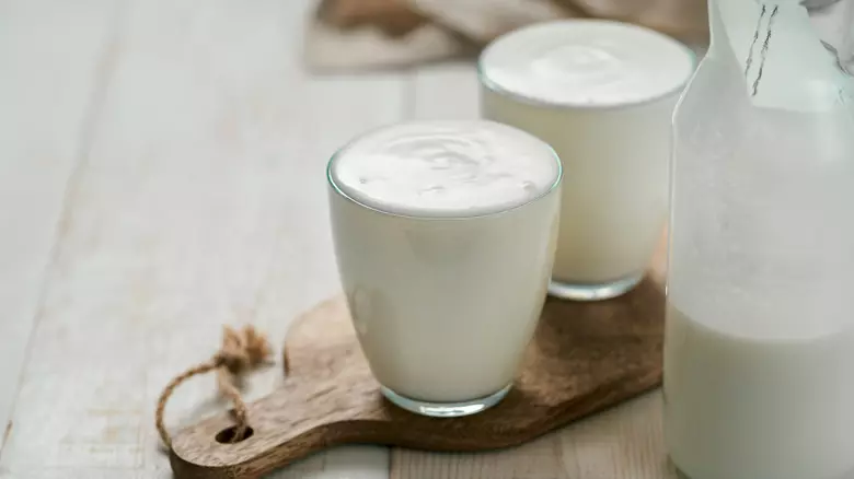 Kefir, yogọt ma ọ bụ mmiri ara ehi