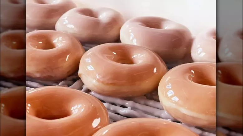 Krispy Kreme toesen gwydrog yn eistedd ar rac