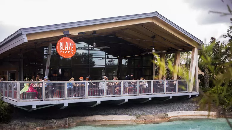 Locale Blaze Pizza con terrazza all'aperto