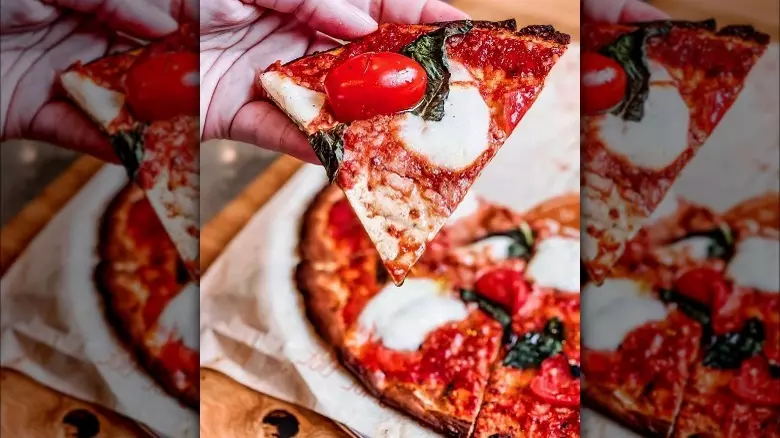 Blaze pizza slice mei tomaat en tsiis