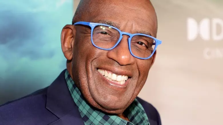 Al Roker betaurreko urdinak jantzita