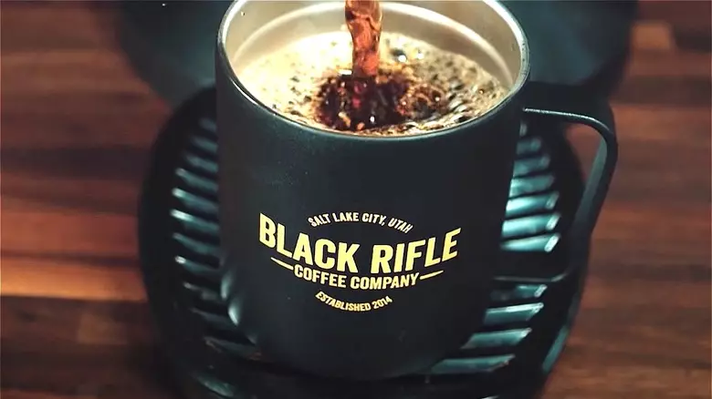 Eine Tasse Black Rifle-Kaffee