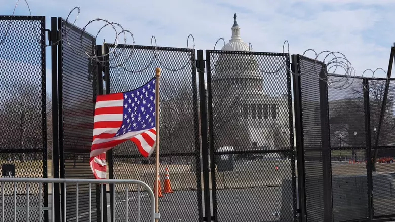 Inyubako ya Capitol ya Amerika inyuma ya bariyeri