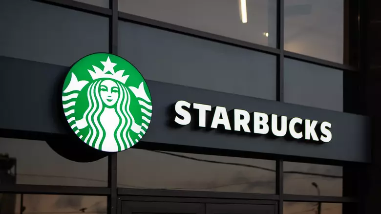 Starbucks hijau menandatangani latar belakang hitam