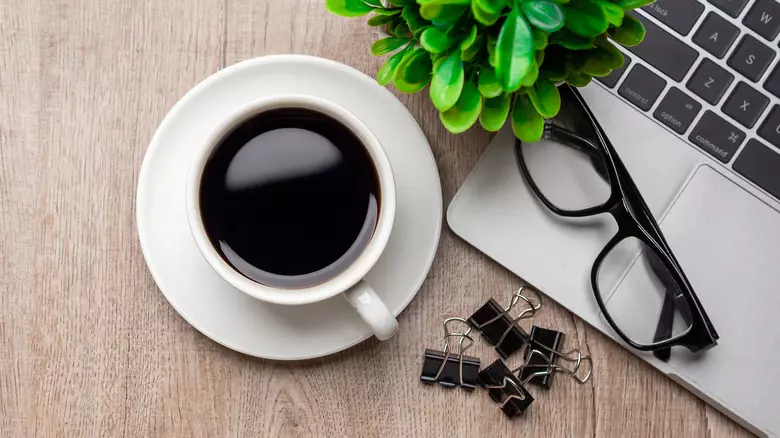 Café à côté d'un ordinateur portable