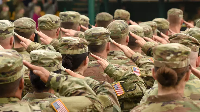 Peloton des forces armées au garde-à-vous