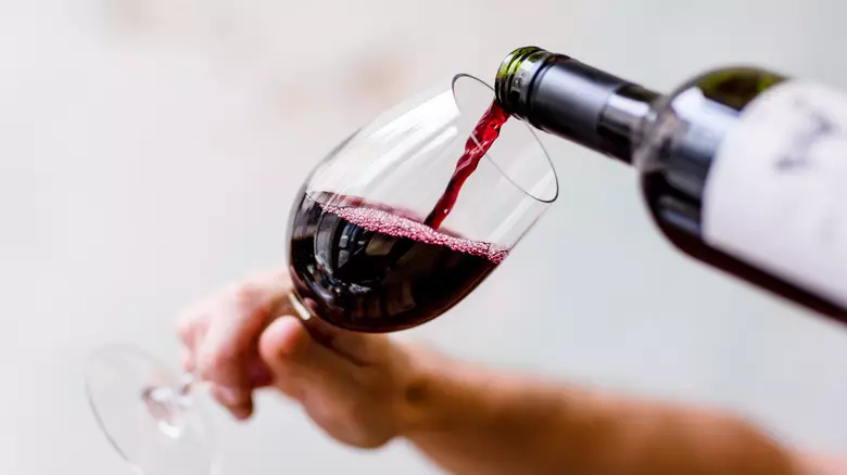 Црвеното вино се истура во чаша