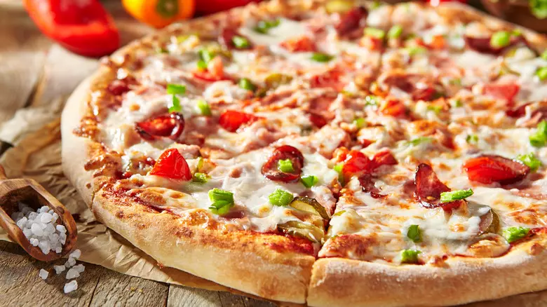 Pizza pẹlu ẹfọ ati warankasi