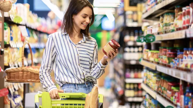 Vrouw boodschappen doen