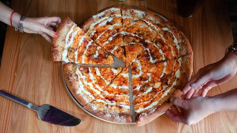 テーブルの上のまろやかなキノコのピザ