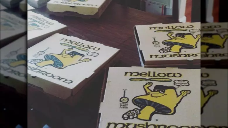 テーブルの上のまろやかなキノコのピザボックス