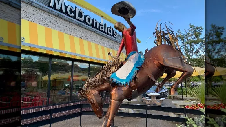 kauboj na konju statua u Mcdonald'su