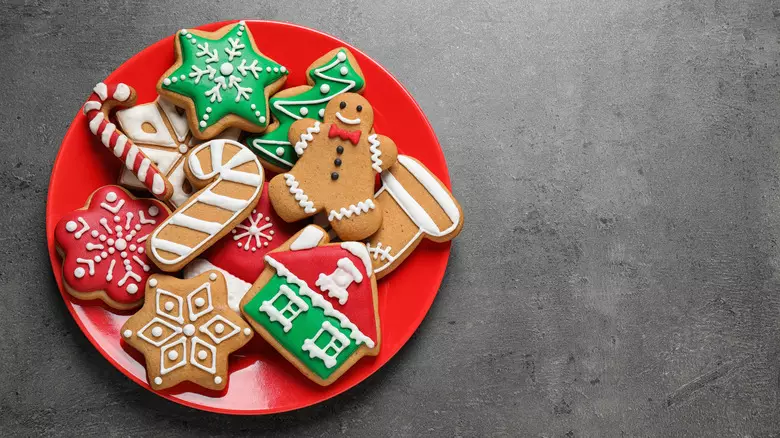 assiette rouge de biscuits de Noël