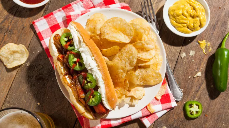 Perro caliente estilo Seattle con queso crema y cebolla