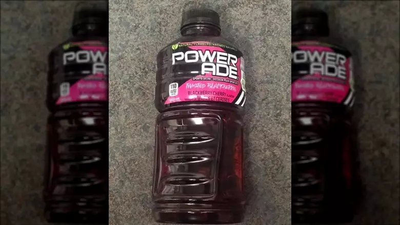 Бутылка Powerade Twisted Blackberry на прилавке