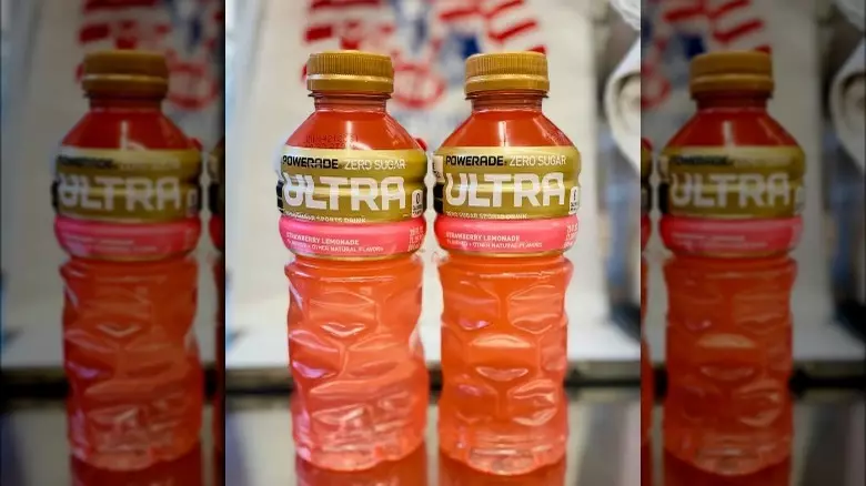 Kaksi pulloa Powerade Ultra Strawberry -limonadia