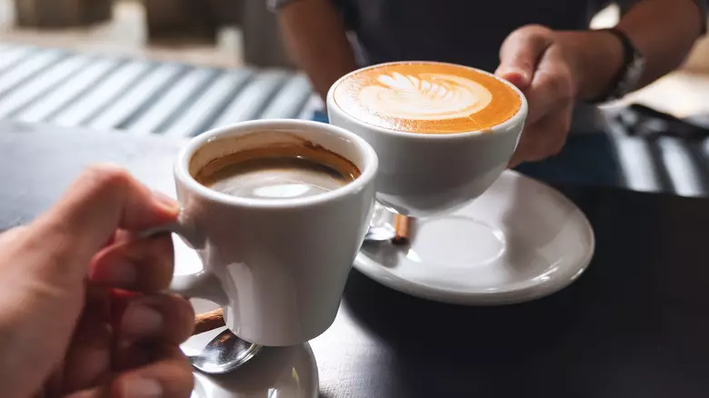 एक कैफे में कॉफी के कप