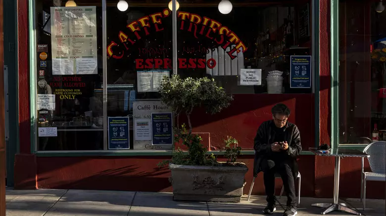 Caffe Trieste ရှေ့မှာ ထိုင်နေတဲ့ လူတစ်ယောက်