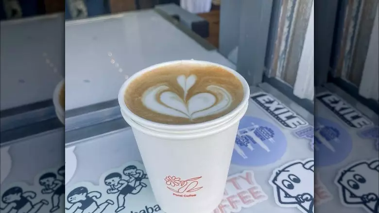 Lageta Kafo latte kun ŝaŭma arto