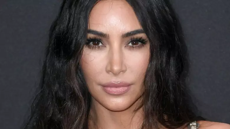 Kim Kardashian se uită fix