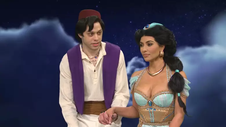 Pete'as Davidsonas ir Kim Kardashian SNL