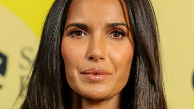 Nakaawang ang mga labi ni Padma Lakshmi